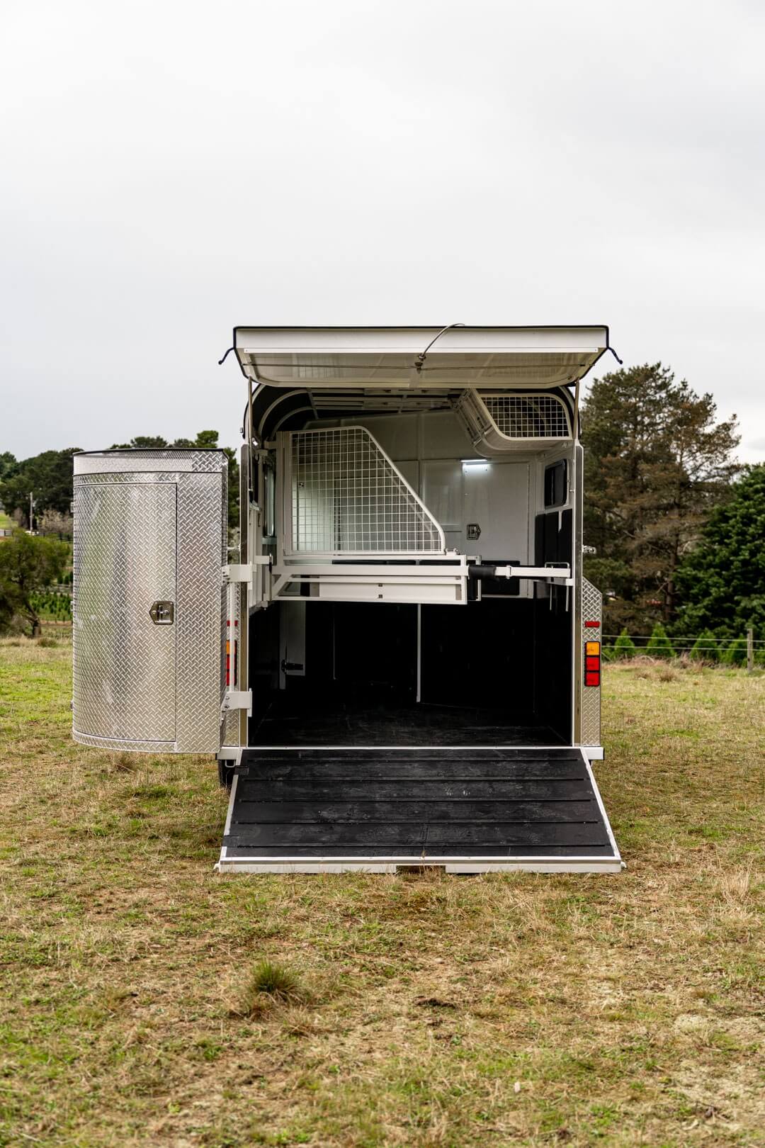 Toyota Hilux Rogue + EuroFloat Overnighter Prestige – Horsey People